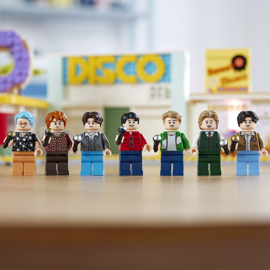 BTS Dynamite : l’adaptation LEGO Ideas 21339 révélée! – Brickmitri
